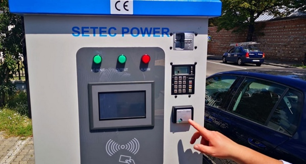 A început montarea celor patru stații electrice de reîncărcare pentru ...