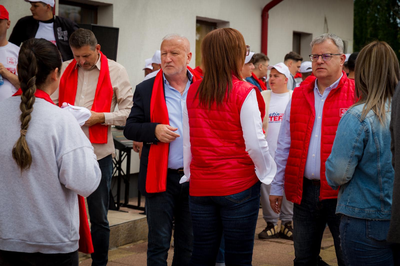 TUR DE FORȚĂ LA SĂLCIOARA PENTRU A-L SUSȚINE PE PRIMARUL PÎRVU VALENTIN ...